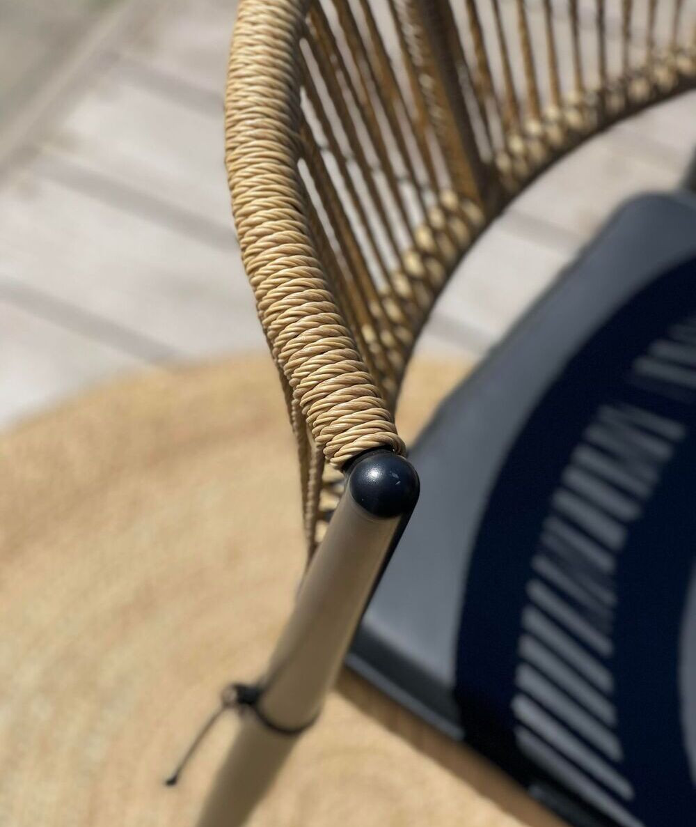 Astrid cafestol i sort