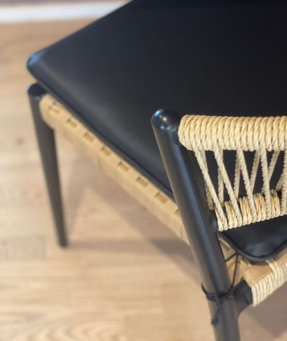 Astrid cafestol i sort