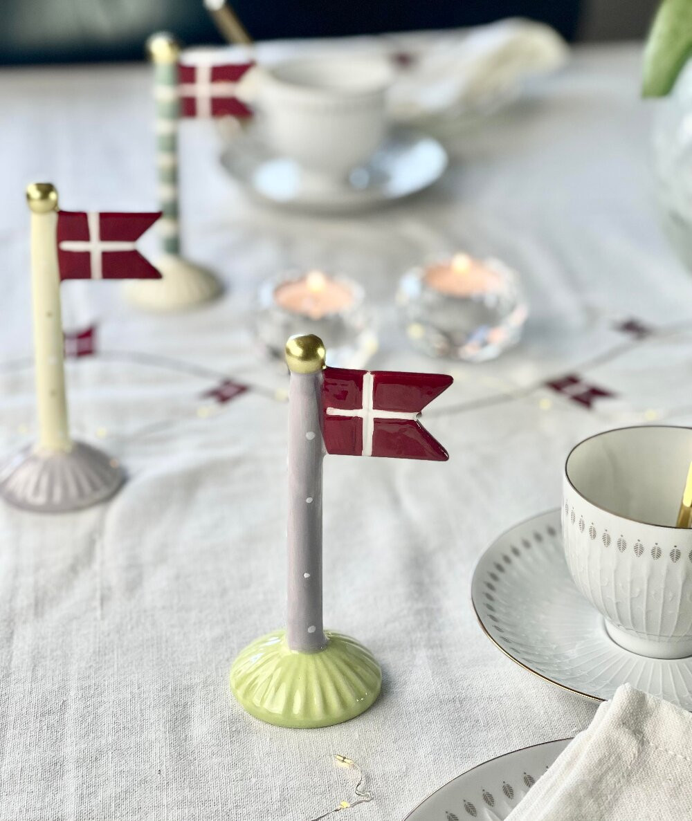 Keramik fødselsdagsflag i lilla/hvide prikker og grøn fod Keramik fødselsdagsflag i lilla/hvide prikker og grøn fod