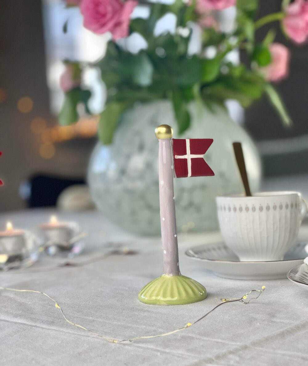 Keramik fødselsdagsflag i lilla/hvide prikker og grøn fod Keramik fødselsdagsflag i lilla/hvide prikker og grøn fod
