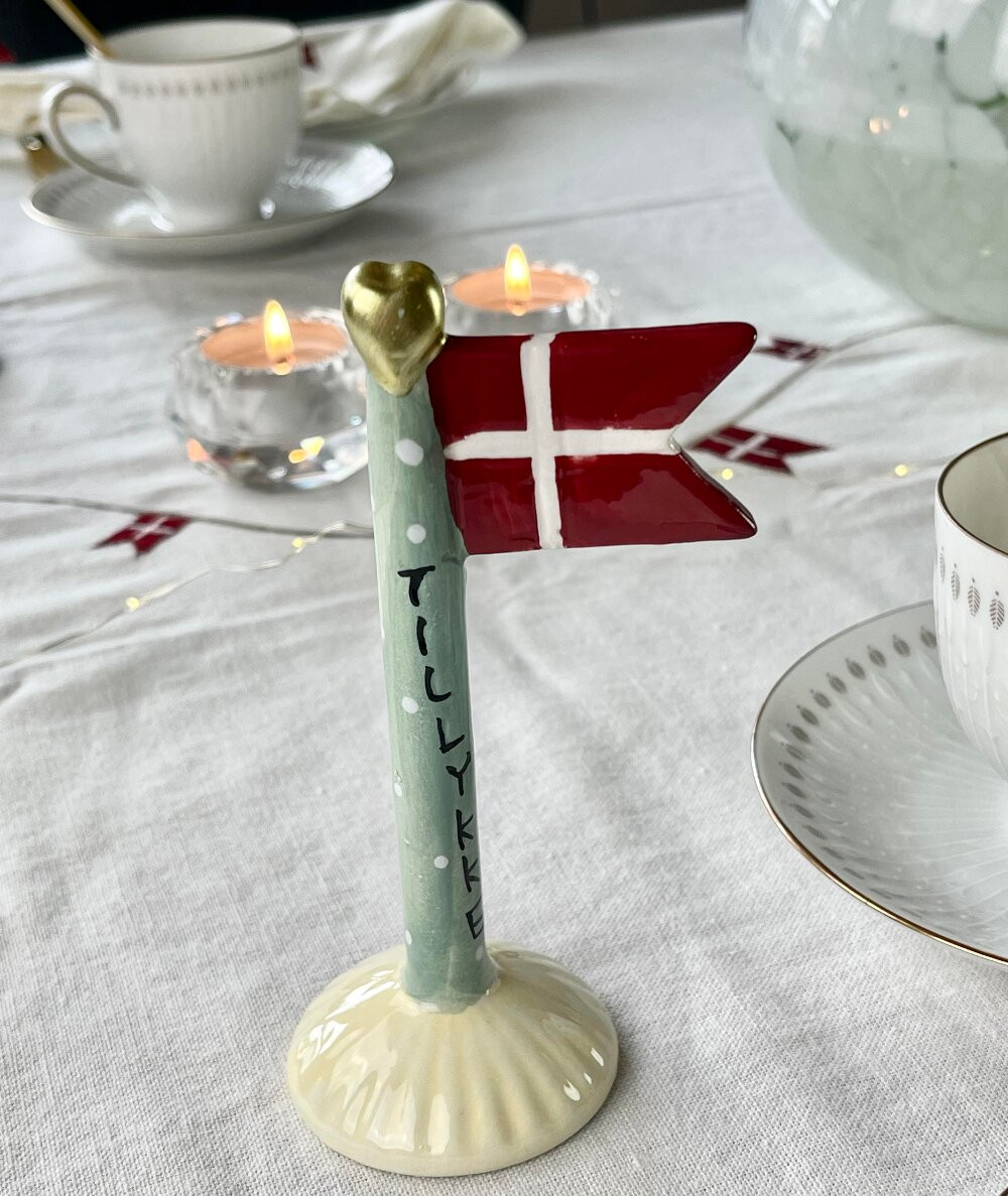 Keramik fødselsdagsflag i grøn/hvide prikker og gul fod Keramik fødselsdagsflag i grøn/hvide prikker og gul fod