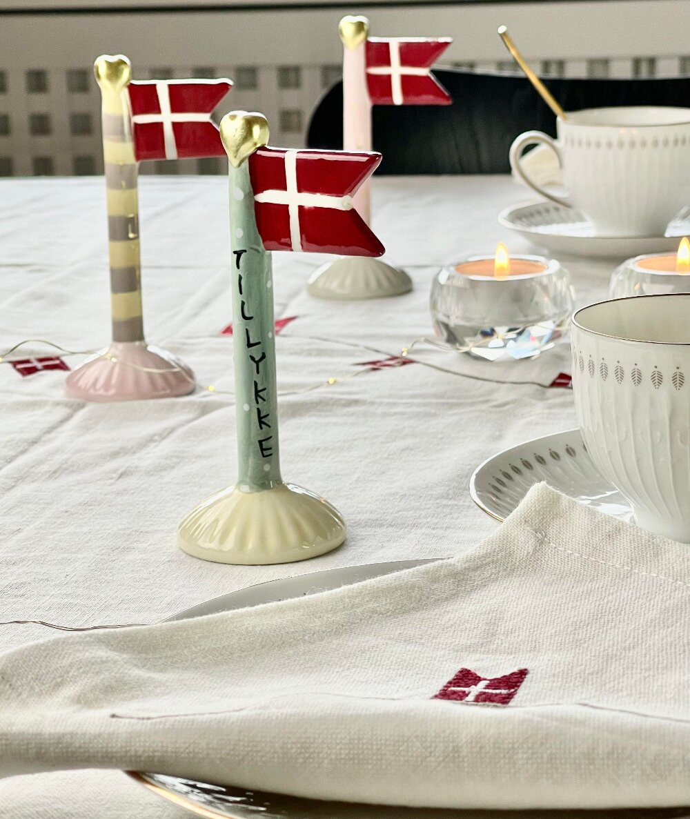 Keramik fødselsdagsflag i grøn/hvide prikker og gul fod Keramik fødselsdagsflag i grøn/hvide prikker og gul fod