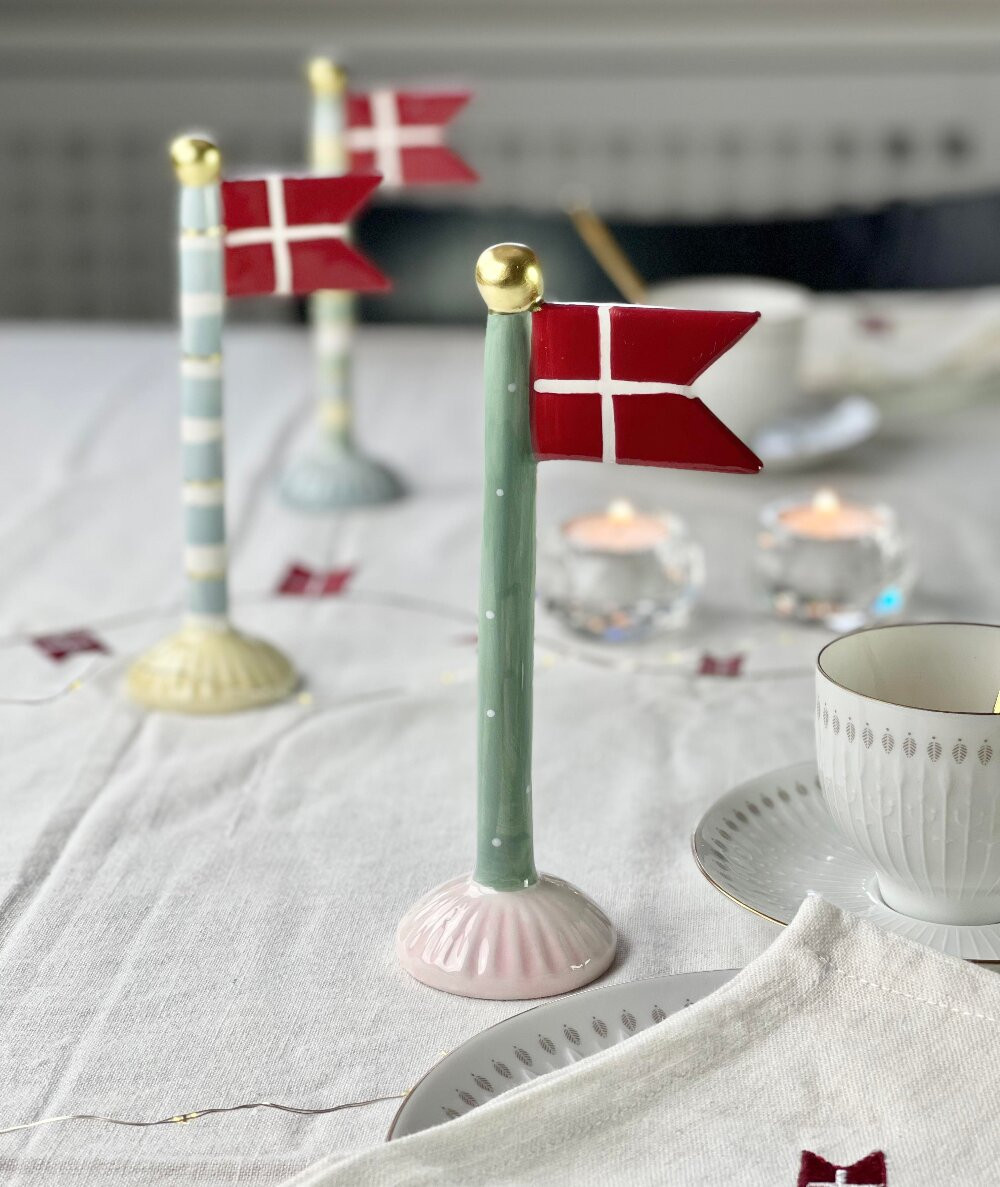 Stort keramik fødselsdagsflag i grøn/hvide prikker og lyserød fod Stort keramik fødselsdagsflag i grøn/hvide prikker og lyserød fod