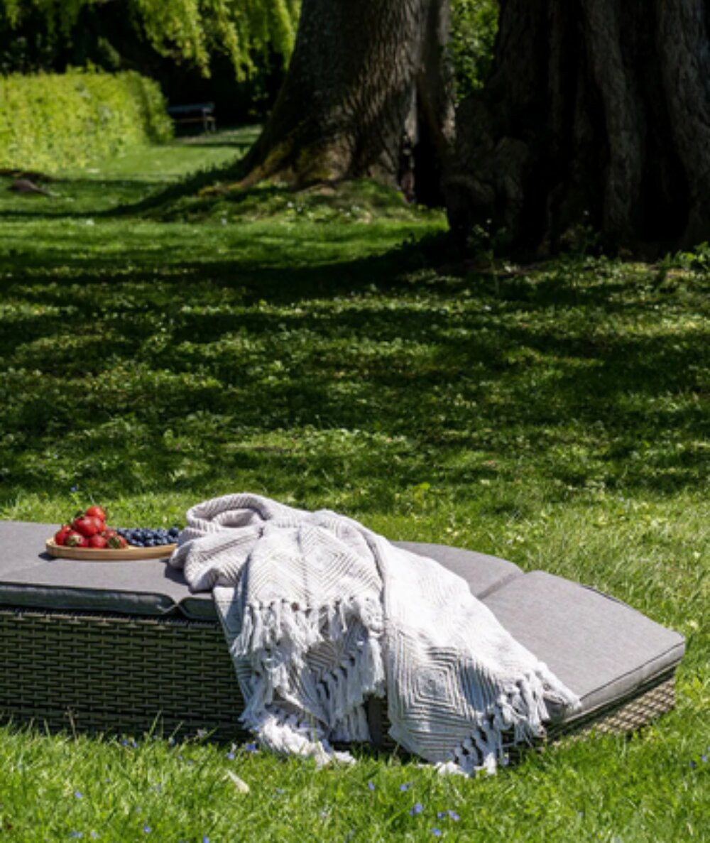 Elegant sort solseng i polyrattan og polyester. Perfekt til Terrassen ...